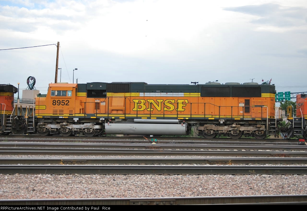 BNSF 8952